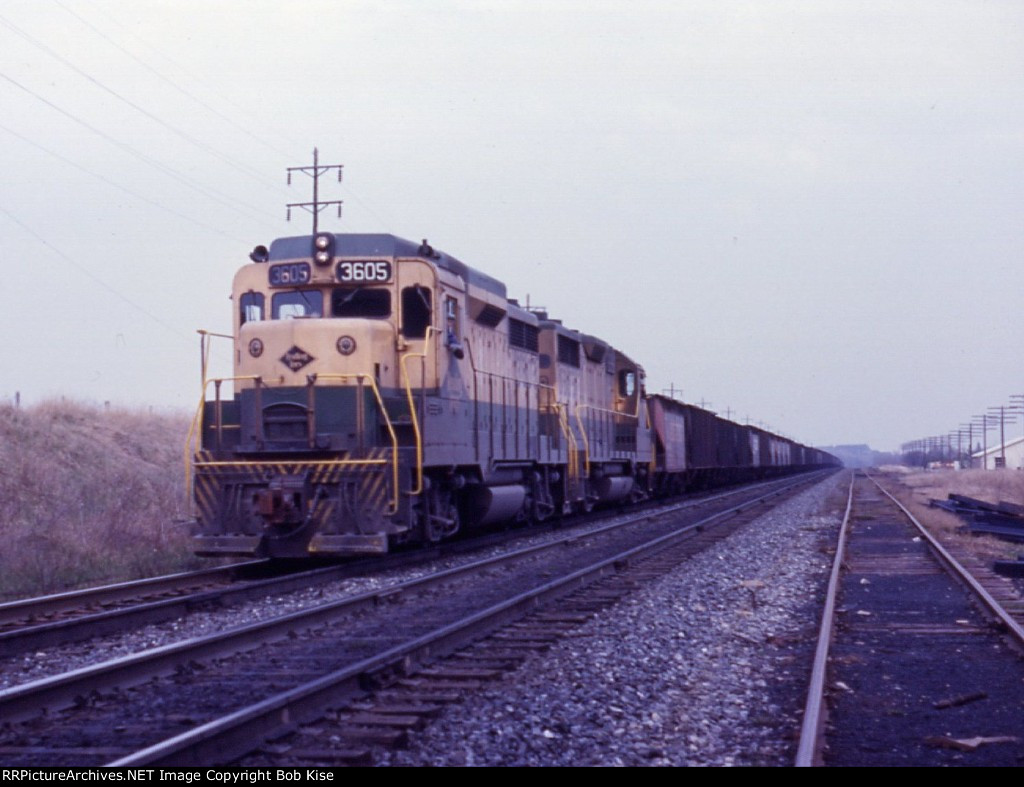 RDG 3605 west at the end of the jointed-rail era